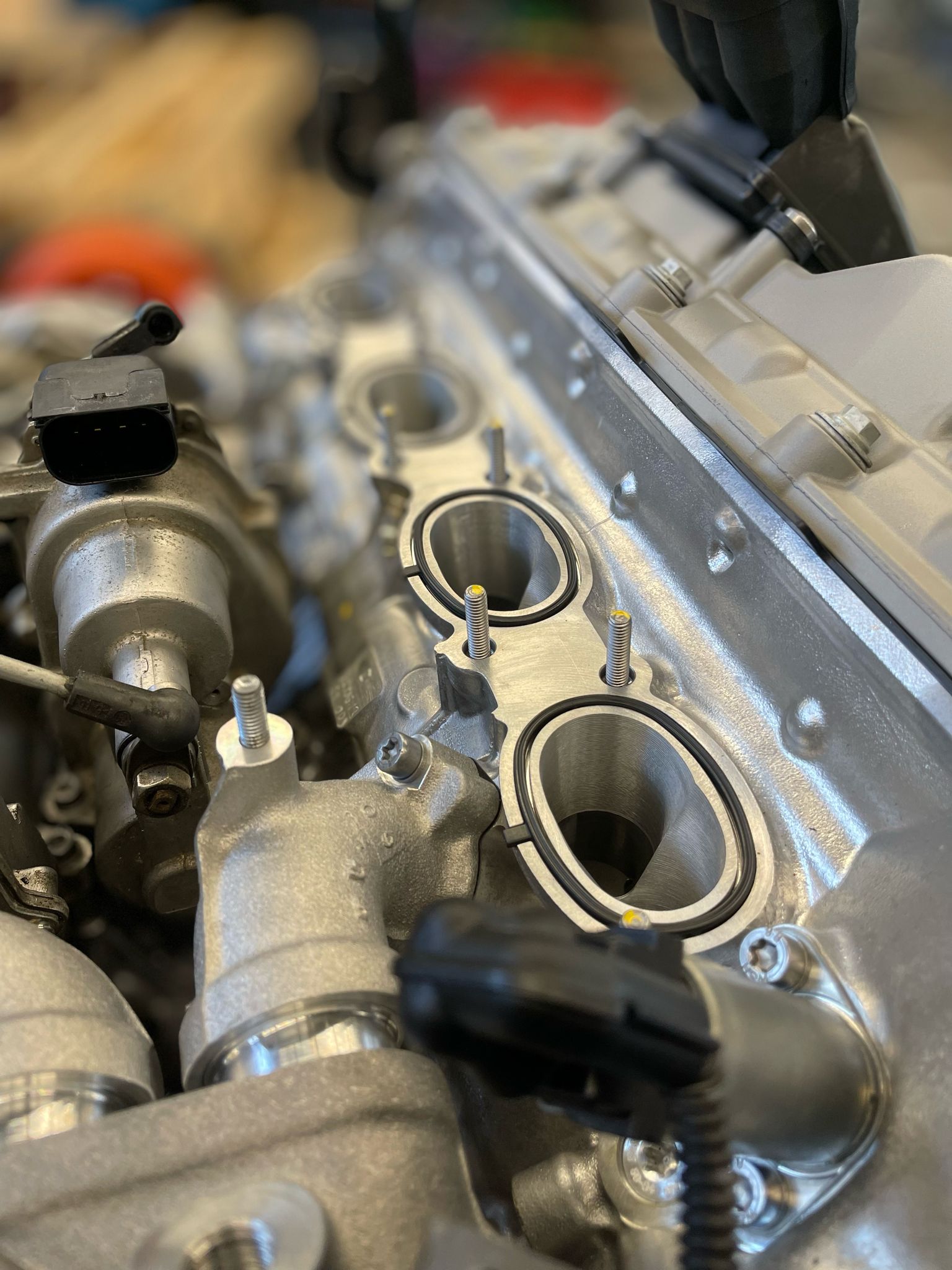 Das anbringen der Anbauteile am ATM S65B40 - 4 - Motorschmiede · BMW ...